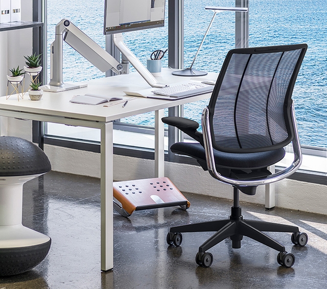 Diffrient Smart Chair | UPLIFT Desk